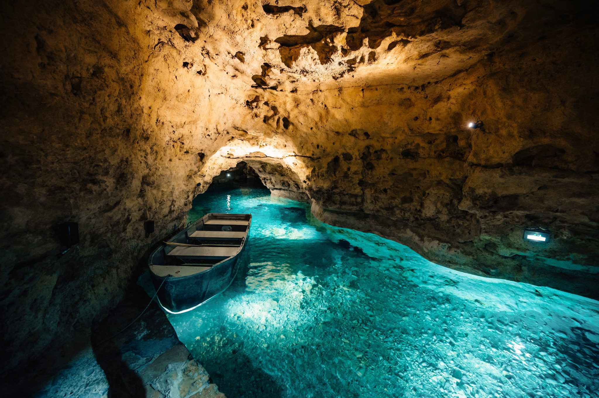 Idilli tó, különleges barlangrendszer, hangulatos romok– a festői ...